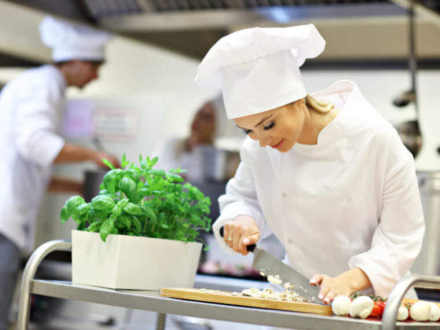 Commis de cuisine : missions, qualités, salaire