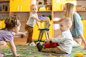 Devenir Auxiliaire de Crèche : Guide, Formation & Carrière