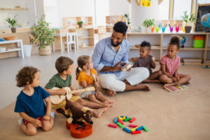 Travailler en crèche : rôle, compétences requises et avantages
